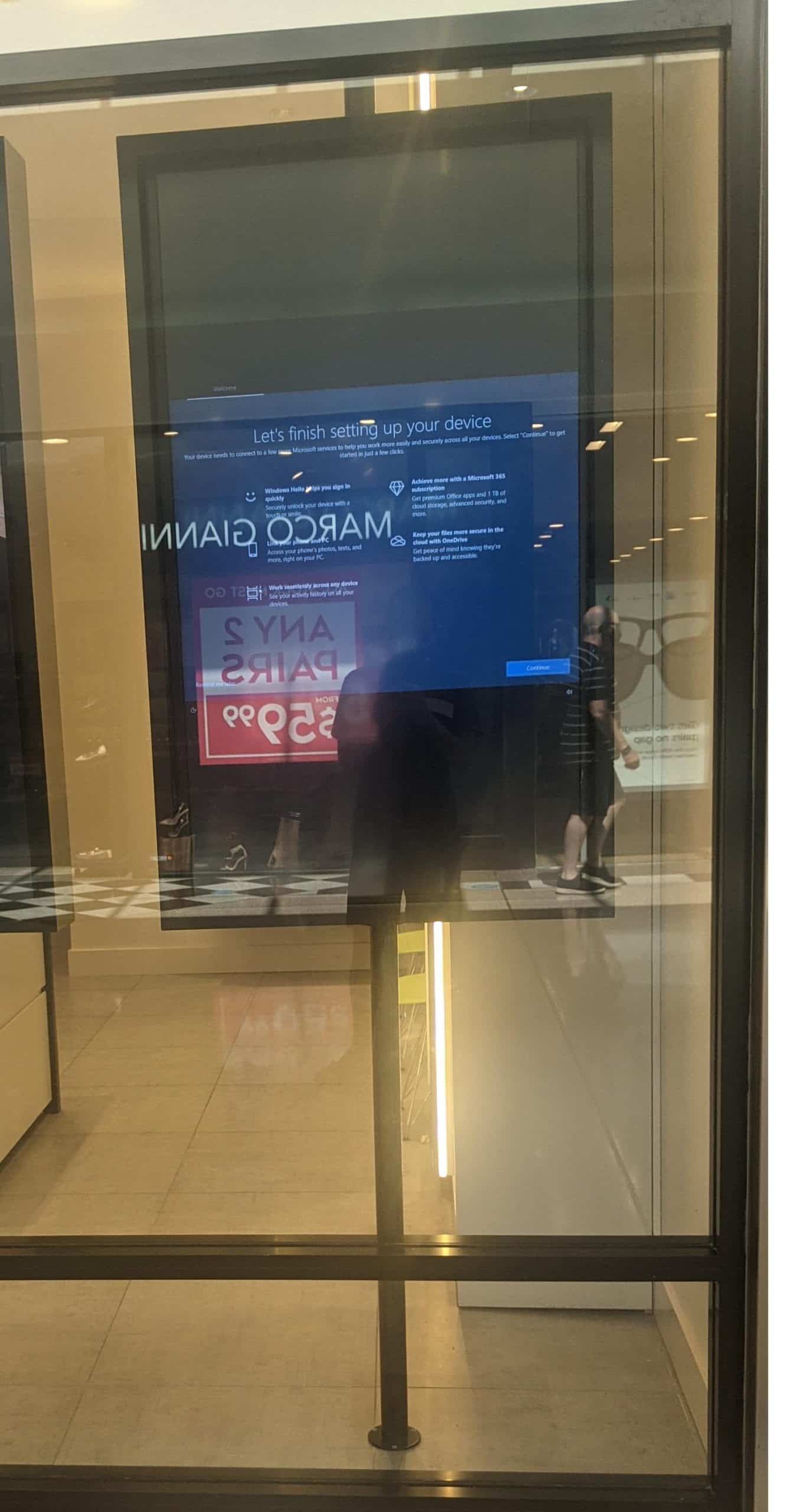 DIGITAL SIGNAGE FAIL - WINDOWS 10 WELCOME SCREEN - Digital Signage Blog